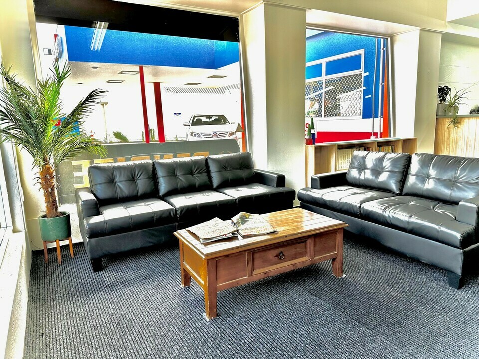 Waiting Area - Hiway Autos Oamaru Pictures